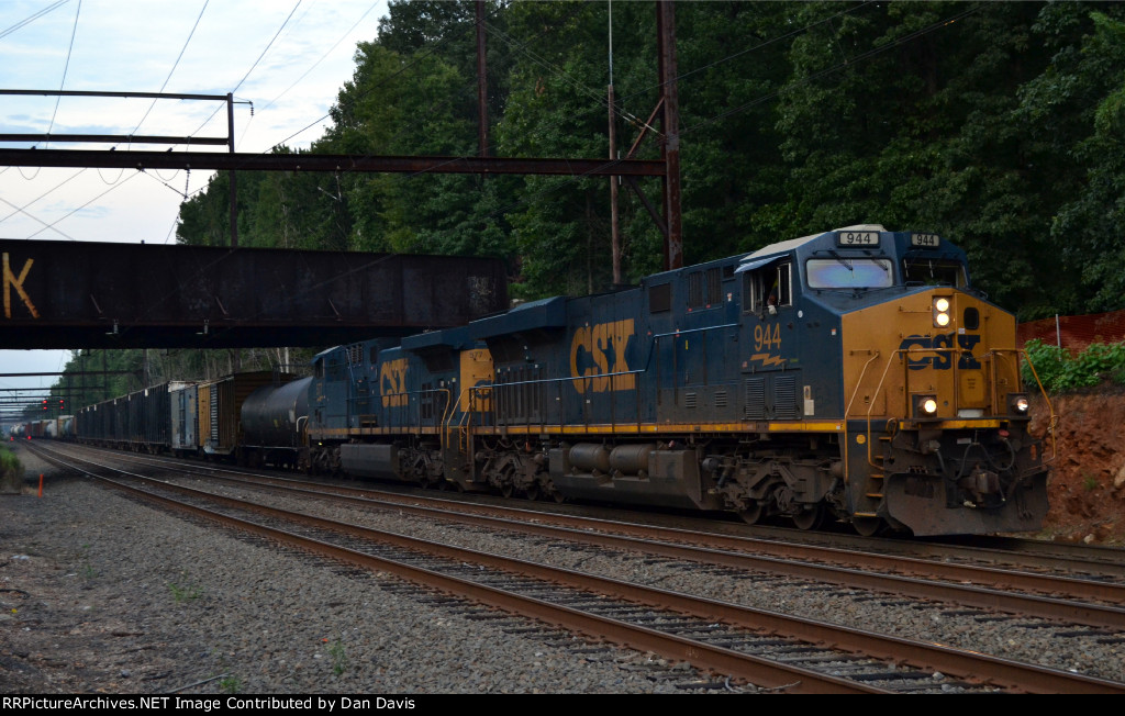 CSX ES44AH 944 leads Q417-14